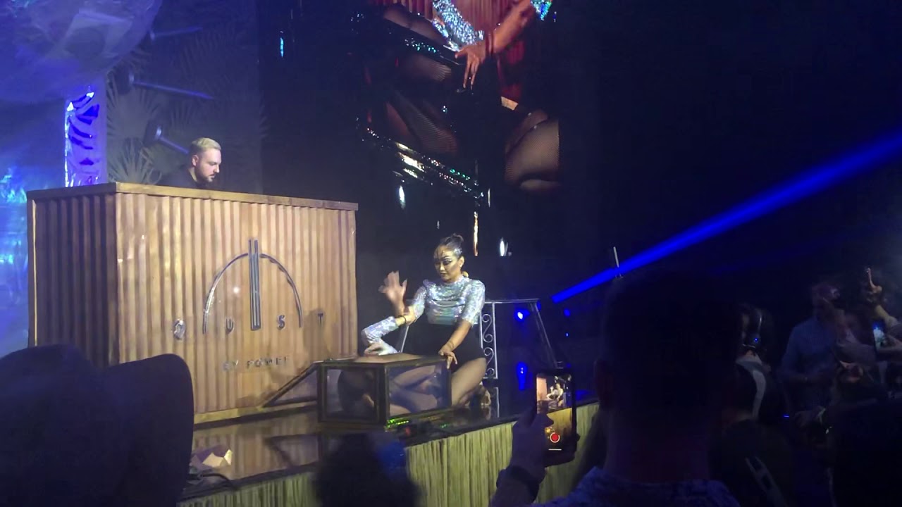 Contorsionist show Riviera Maya - YouTube