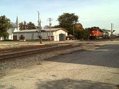 BNSF 9290 West Blows Through Shabbona, IL - YouTube