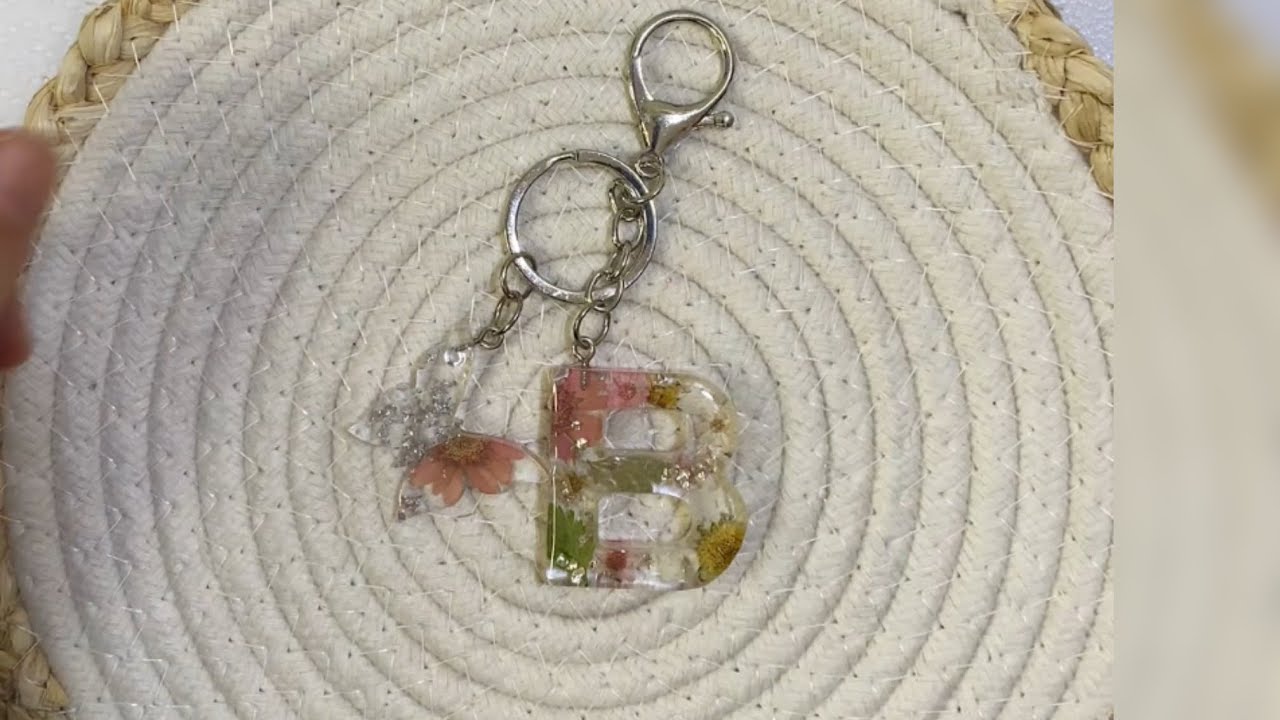 Simple resin keychain idea - using real dried flowers - YouTube