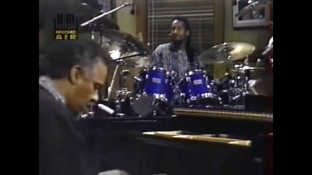 Joe Sample - Spellbound (Sunday Night w/ David Sanborn) - YouTube