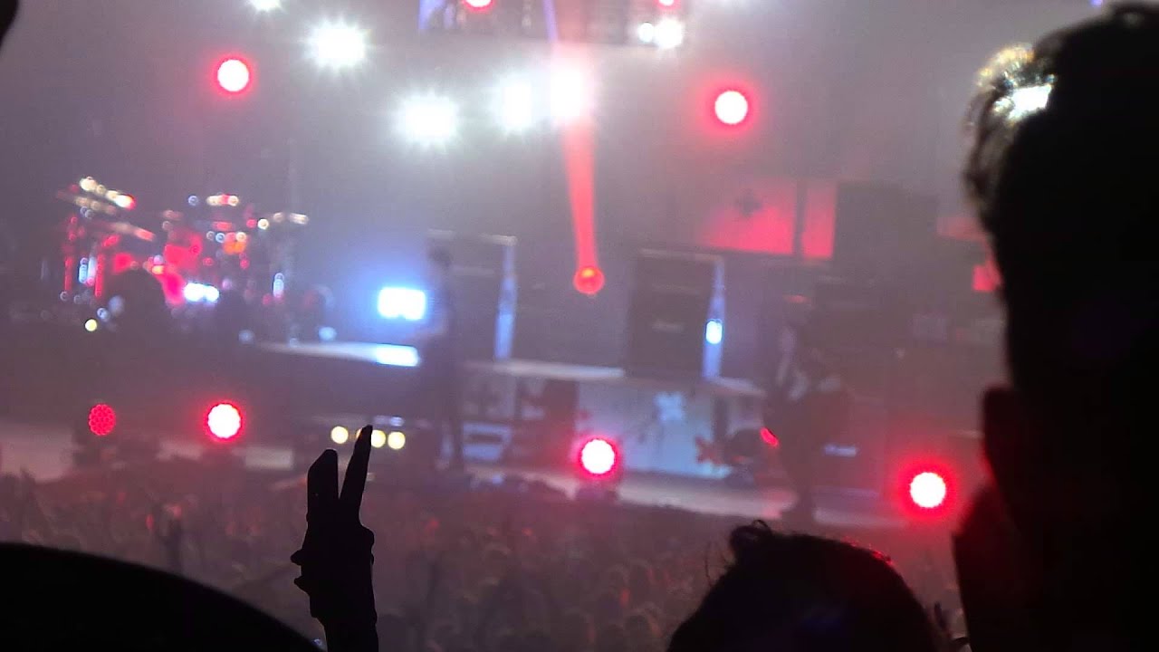 5sos Michael carrying luke MUKE - YouTube