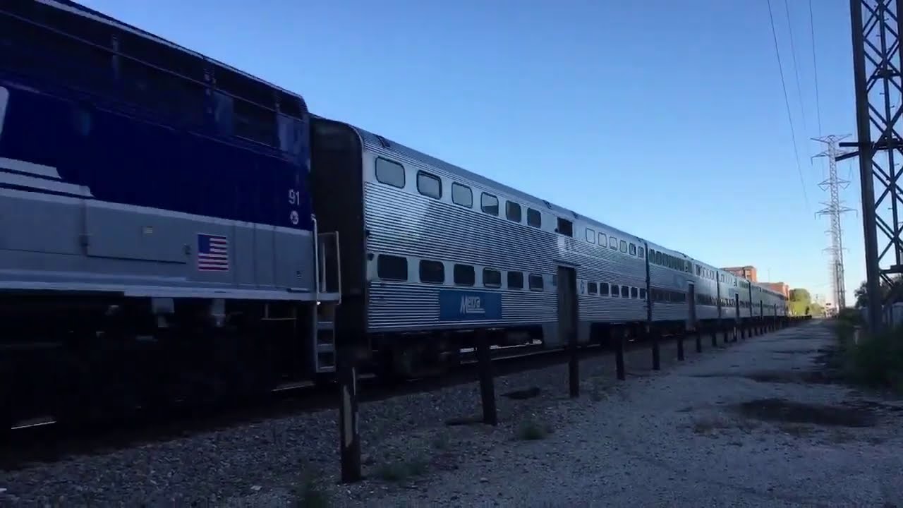 Metra 91 pushes an inbound into Morton Grove - YouTube