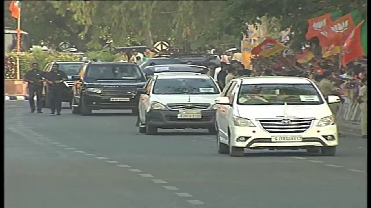 PM Narendra Modi's convoy in Ahmedabad, Gujarat from airport to BJP ...
