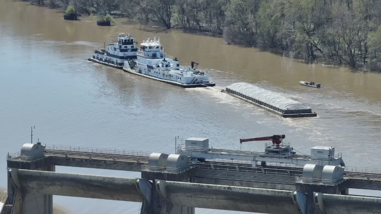2 loose barges remain pressed against Ohio River dam in Louisville ...