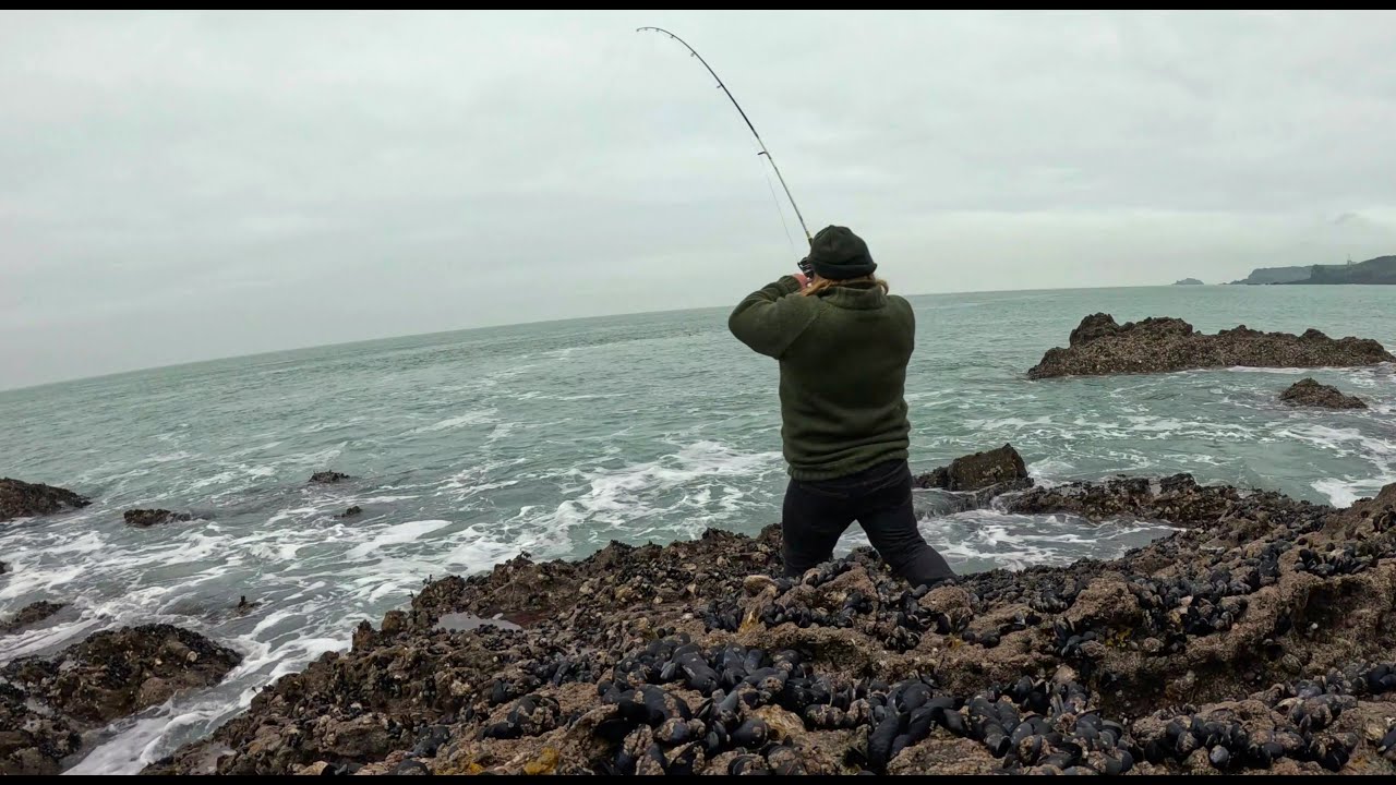 Pêche depuis une pointe rocheuse - YouTube