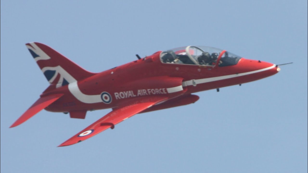 Red Arrows arriving at Hurn - YouTube