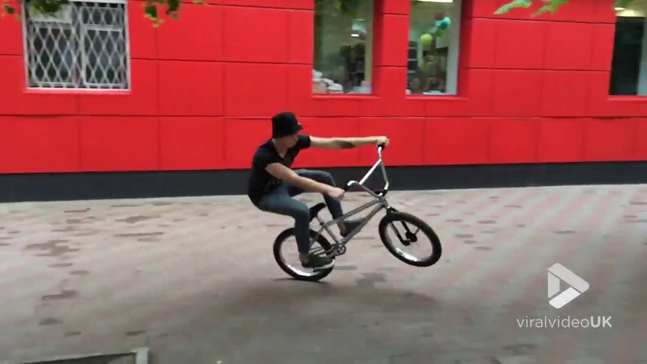 Viral Video UK: Trick cyclist takes a tumble - YouTube