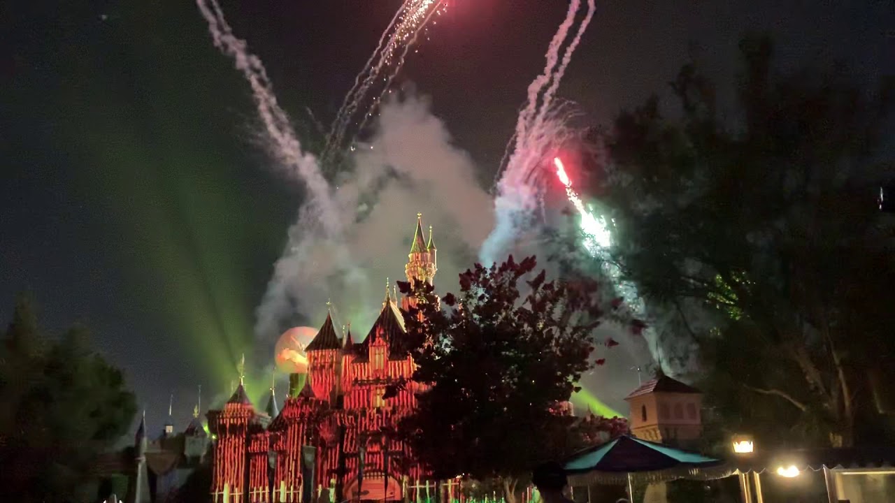 Disneyland’s Halloween Scream Fireworks - YouTube