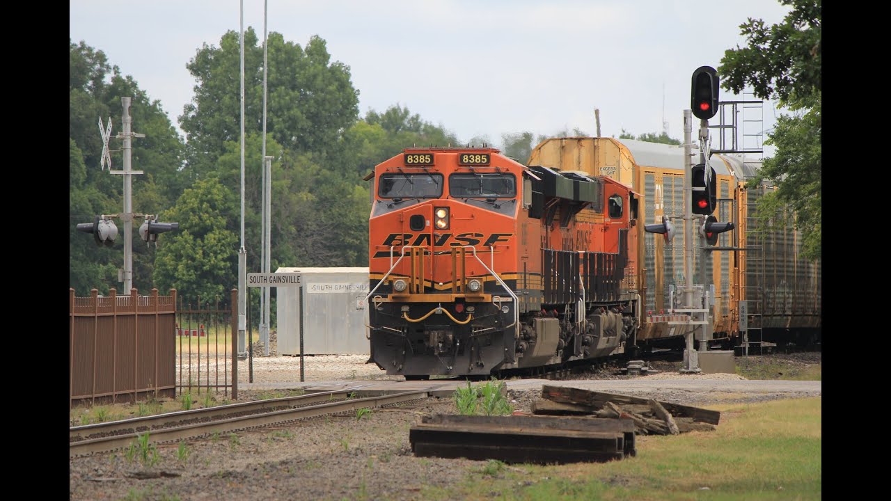 Autorack Out of the Siding w/ BN and CNW Autoracks! - YouTube