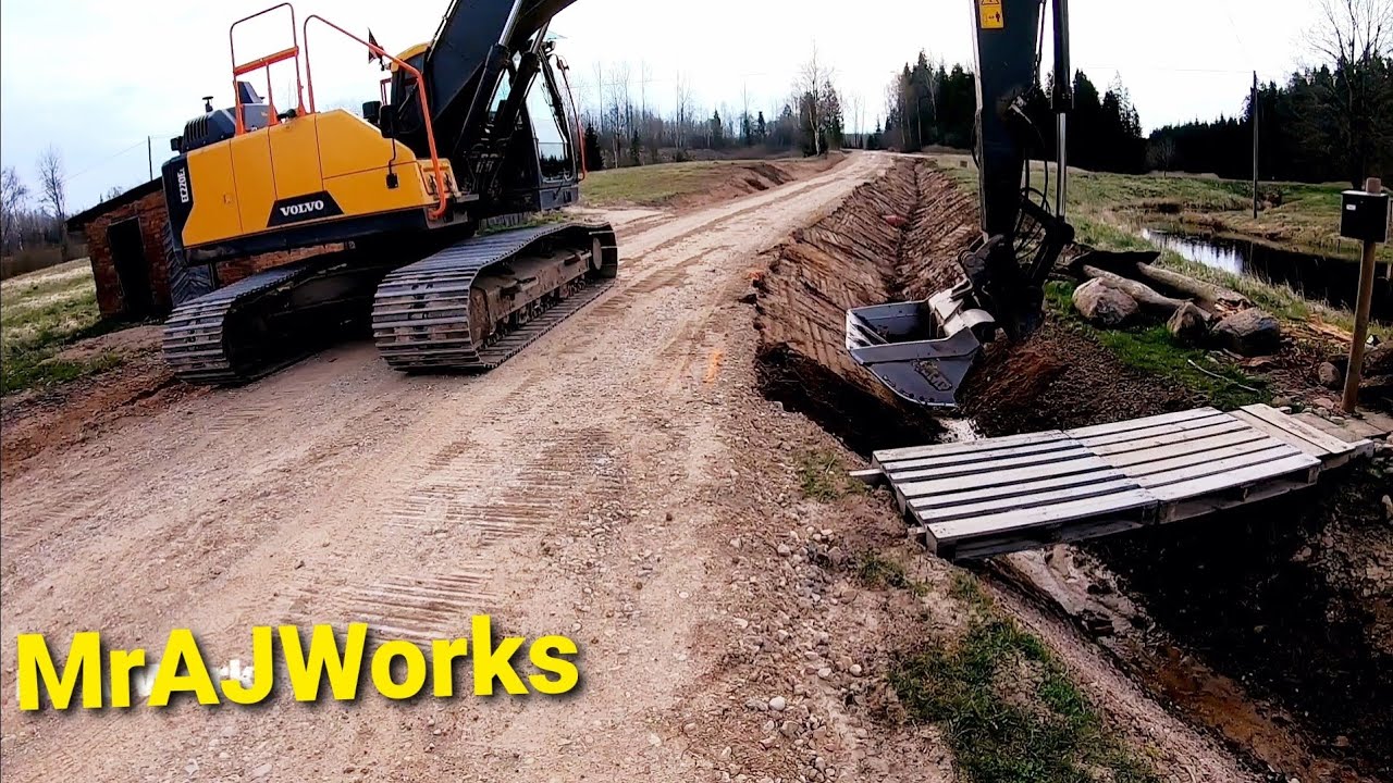 Ditch Finishing With Topsoil - YouTube