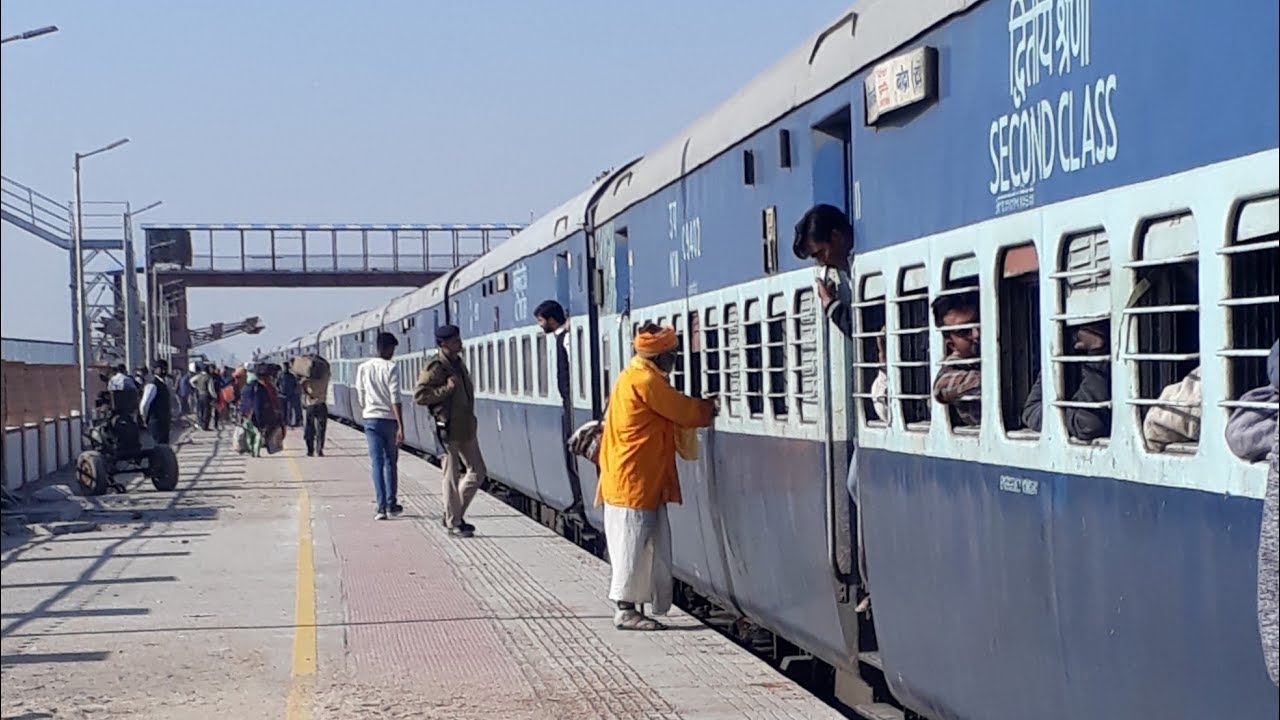 # Ranakpur Express taking beautiful curve at marwar junction/pali ...