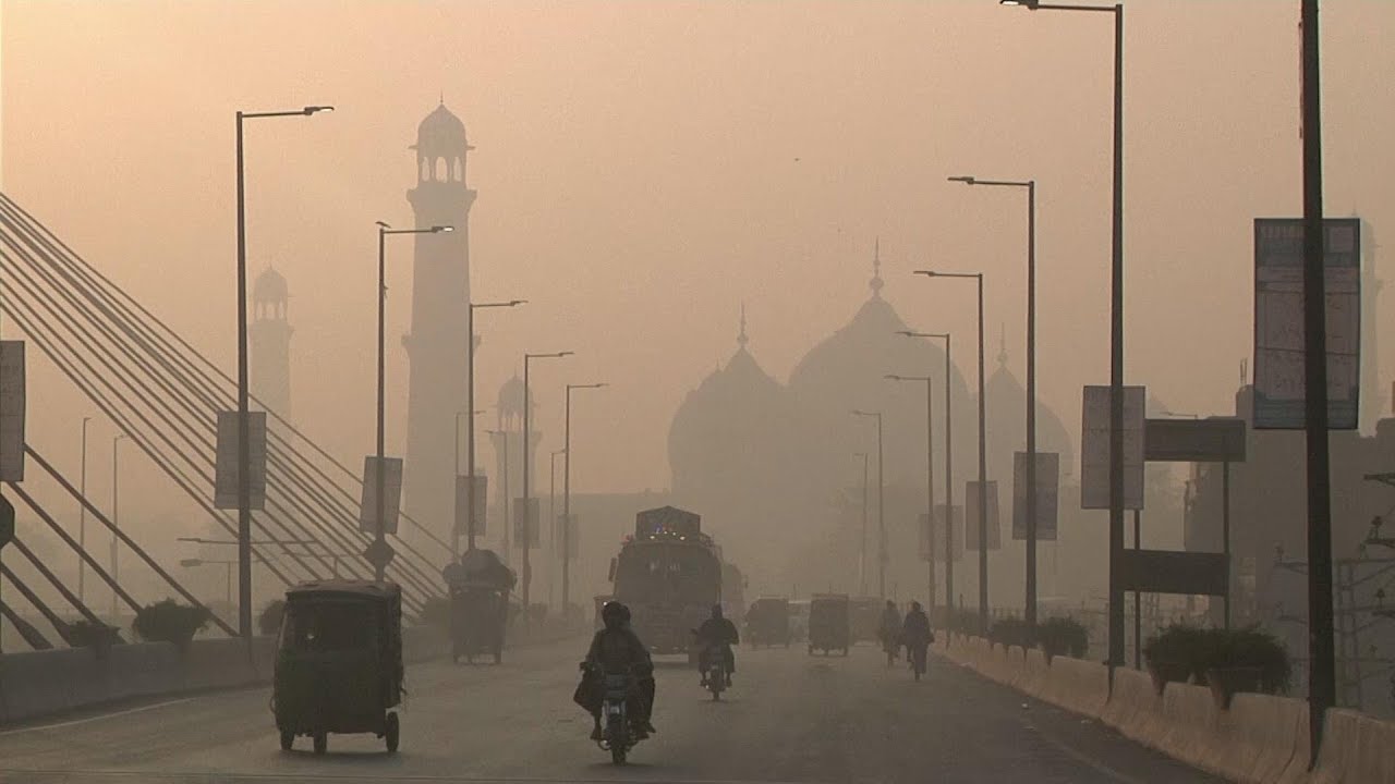 Pakistan's Lahore is blanketed by thick smog - YouTube