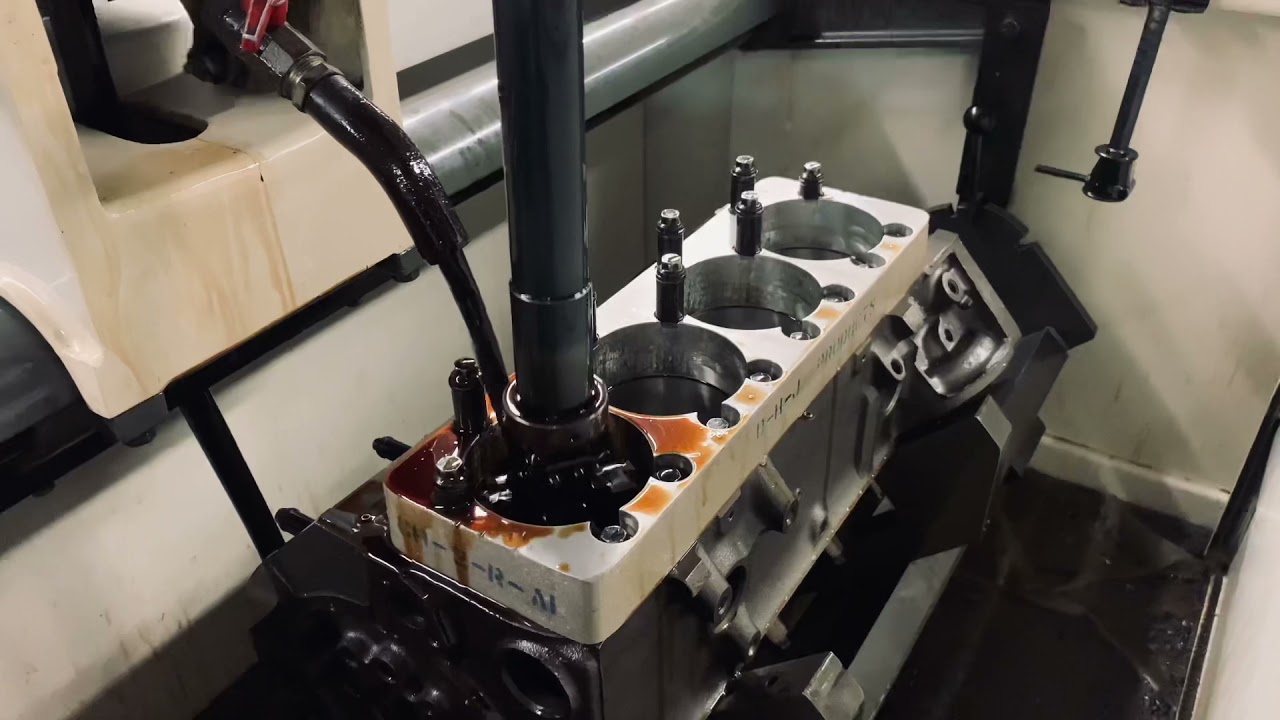 Honing a Small Block Chevy race engine on Sunnen CV616 Cylinder King ...
