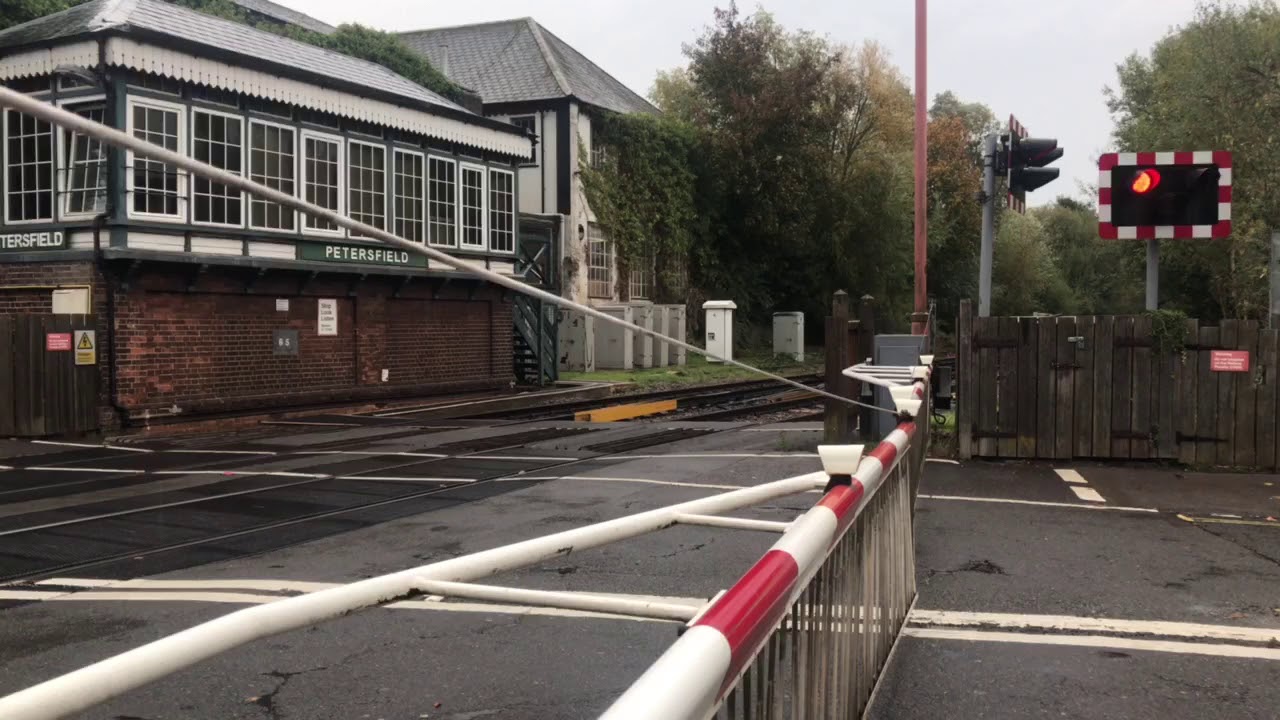 Petersfield Station Level Crossing (Hampshire) Thursday 11.10.2018 ...