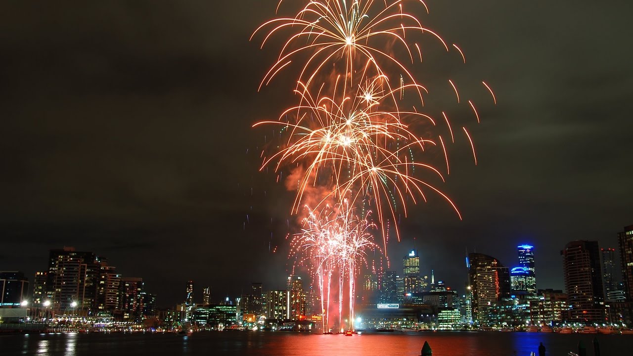 NYE Melbourne 2017 Fireworks | Final 2 minutes .. Amazing ! - YouTube