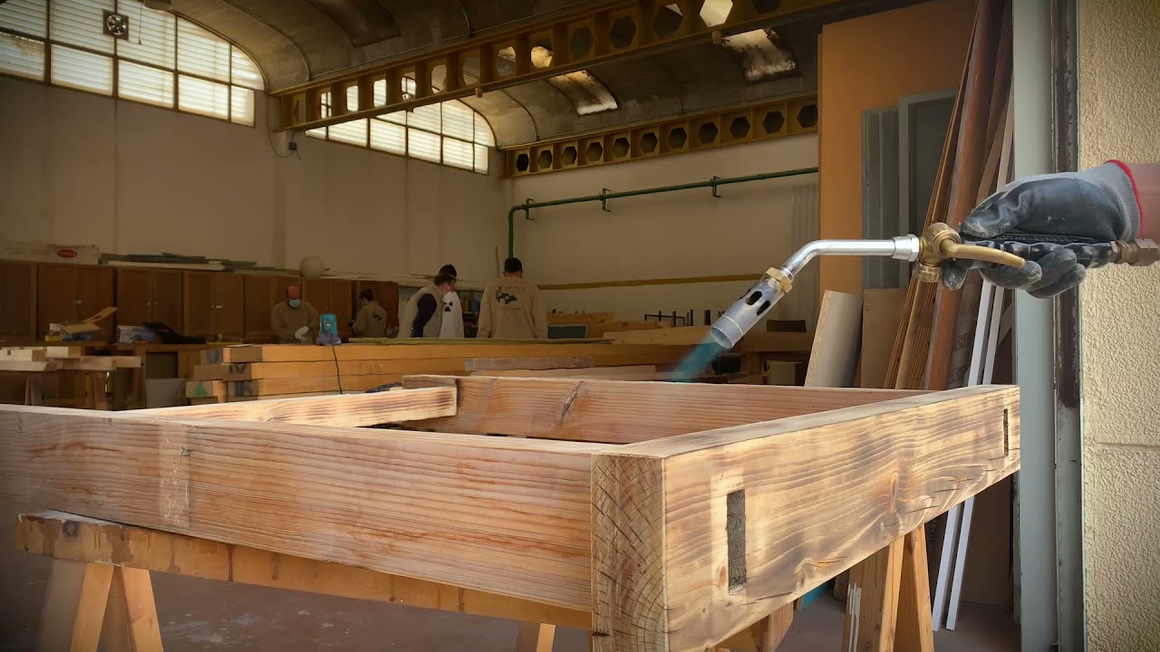 Así se usa un soplete para conseguir un acabado rústico en madera - YouTube