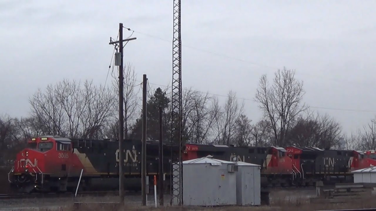Railfanning in Berea, OH with Brand New CN Tier 4, CSX YN2, and More ...