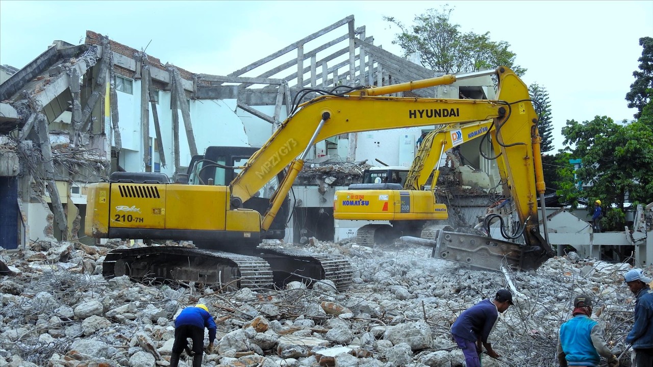 Excavator Demolish Building Separating Rebar Steel From Debris - YouTube