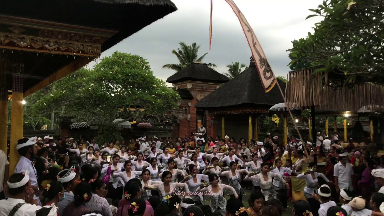 Tari Pendet, Kutuh Kaja, Ubud. - YouTube