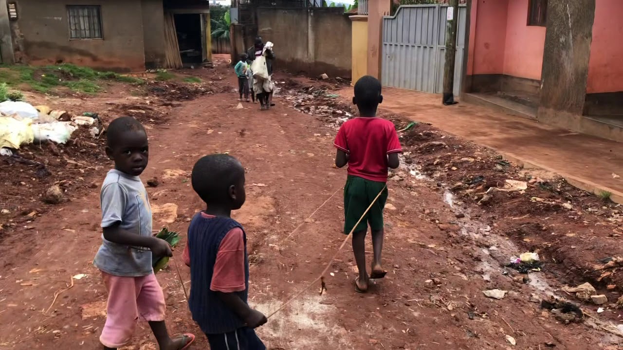 Unterwegs in KAZO - Kampala Stadtteil - Kawempe Division - YouTube