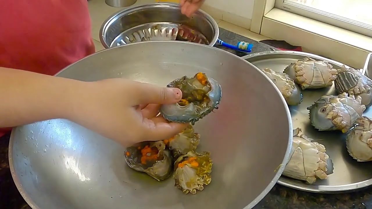 Tutorial on How to Clean Live Freshwater Crabs for Crab Curry | Khekda ...