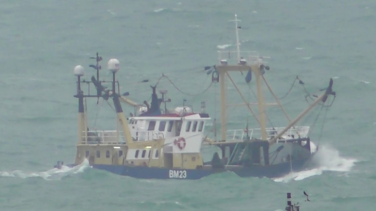Trawler BM23 Carhelmar Leaving Brixham 17/11/2018 - YouTube