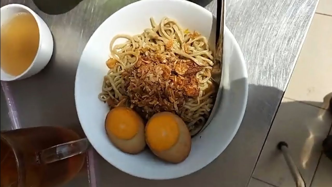 Having Fun With My Friends Eating Mie Lamlo #mieayam - YouTube