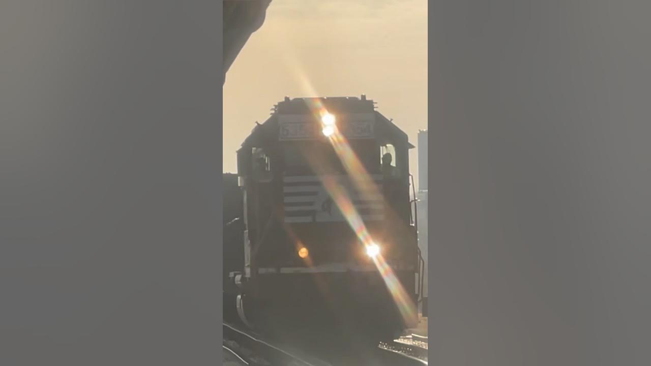 THE KING LESLIE RS3L!!! NS GP38-2 #5354 (ex-Conrail) leads NS LEM P07 at DNC with the 90s RS3L ...