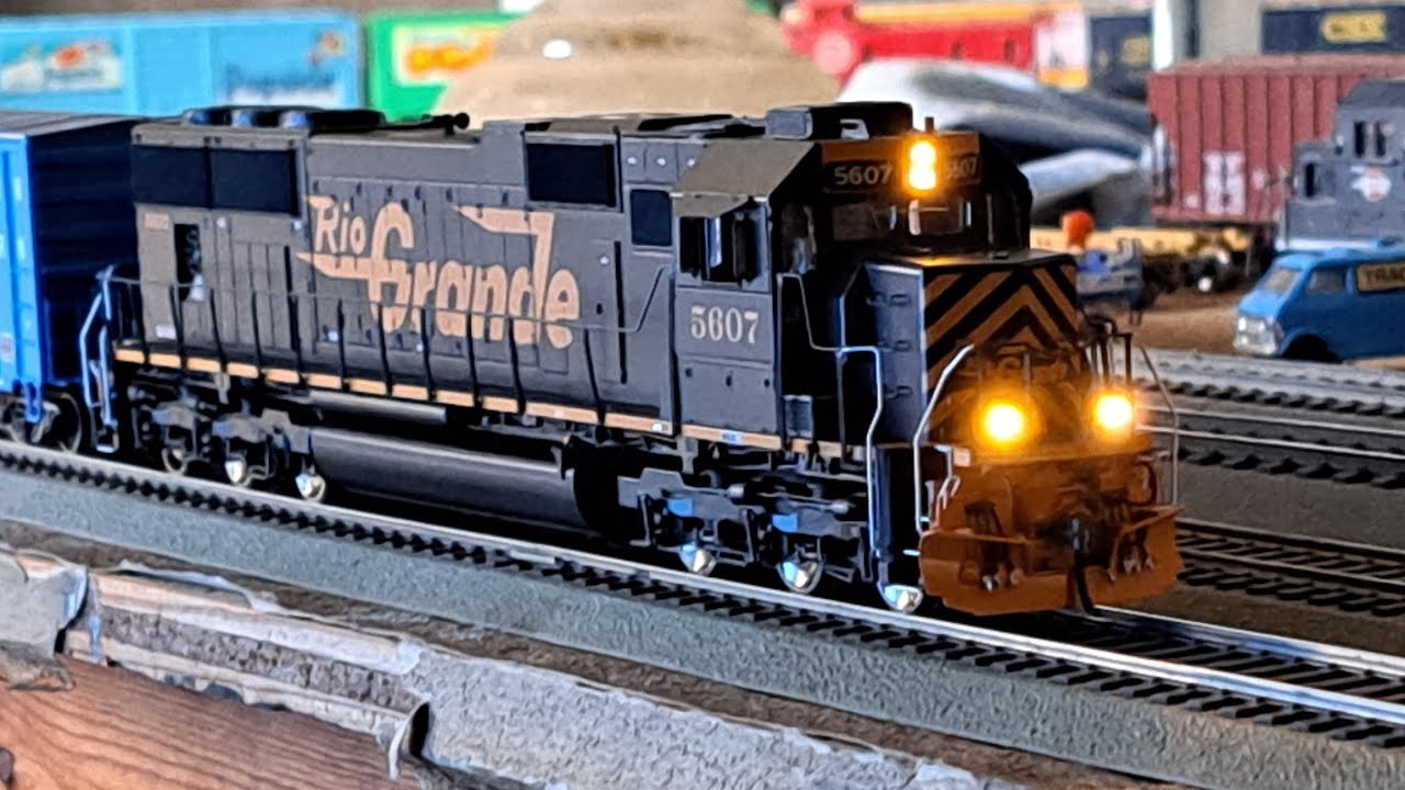 REVIEW VIDEO: HO SCALE ATHEARN GENESIS "LEGENDARY LIVERIES" SD70 - YouTube