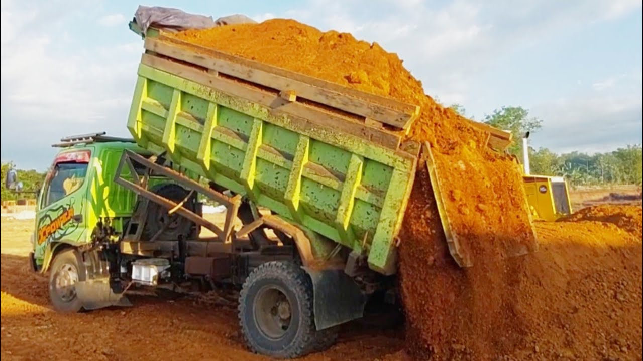 Mobil Dump Truk Hino Muat Tanah Jomplang Muatan Full Bak - YouTube