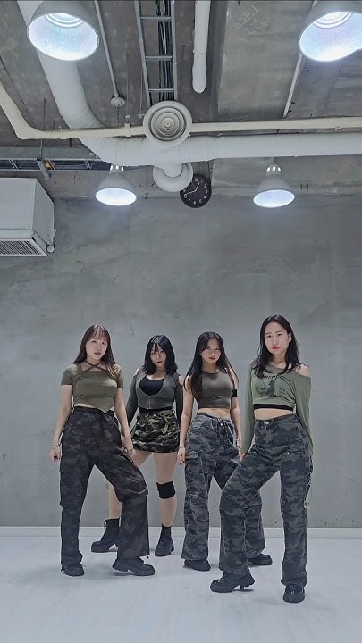 One look give 'em Whiplash #aespa #에스파 #whiplash #위플래시 #shorts - YouTube