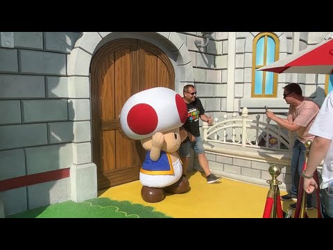 HHN 2023 Toad is coming, Dancing & Hugging w/ Fans at Super Nintendo ...