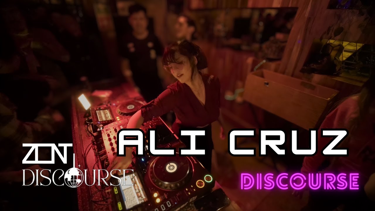 Ali Cruz Sends the Crowd Into a Frenzy | Discourse - YouTube