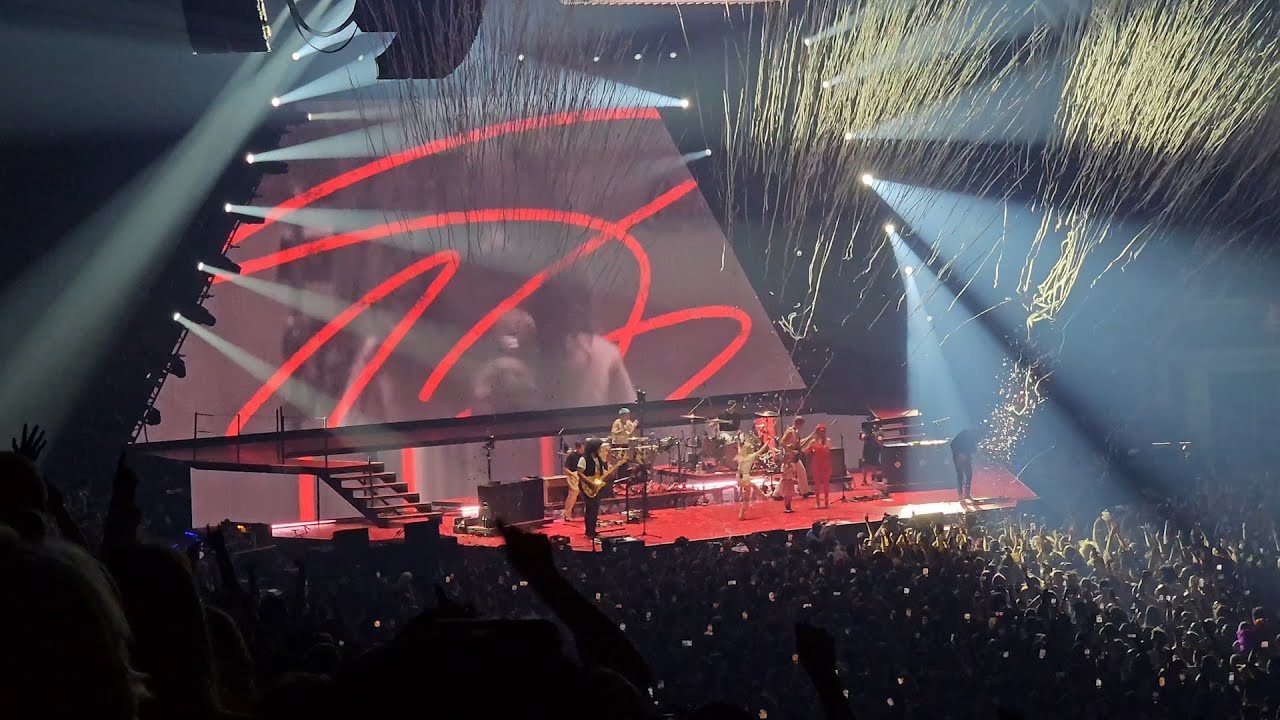 2023.08.09 Paramore - Misery Business Live in Seattle with Mom ...