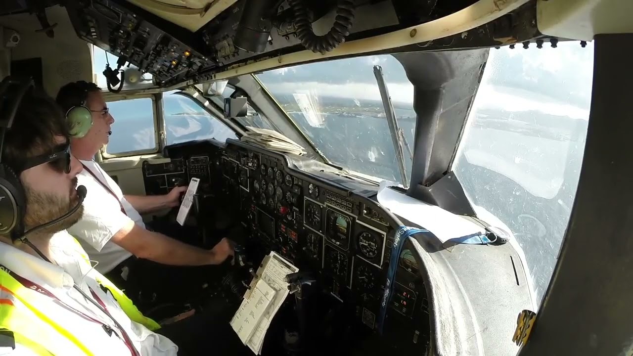 [Cockpit View] Approach and Landing into Sint Maarten - Shorts 360 ...