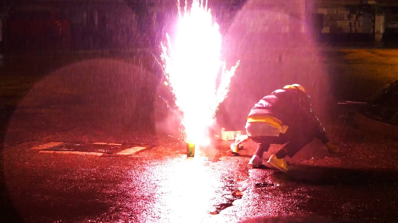 1€ FEUERWERK Vs. 100€ FEUERWERK - YouTube