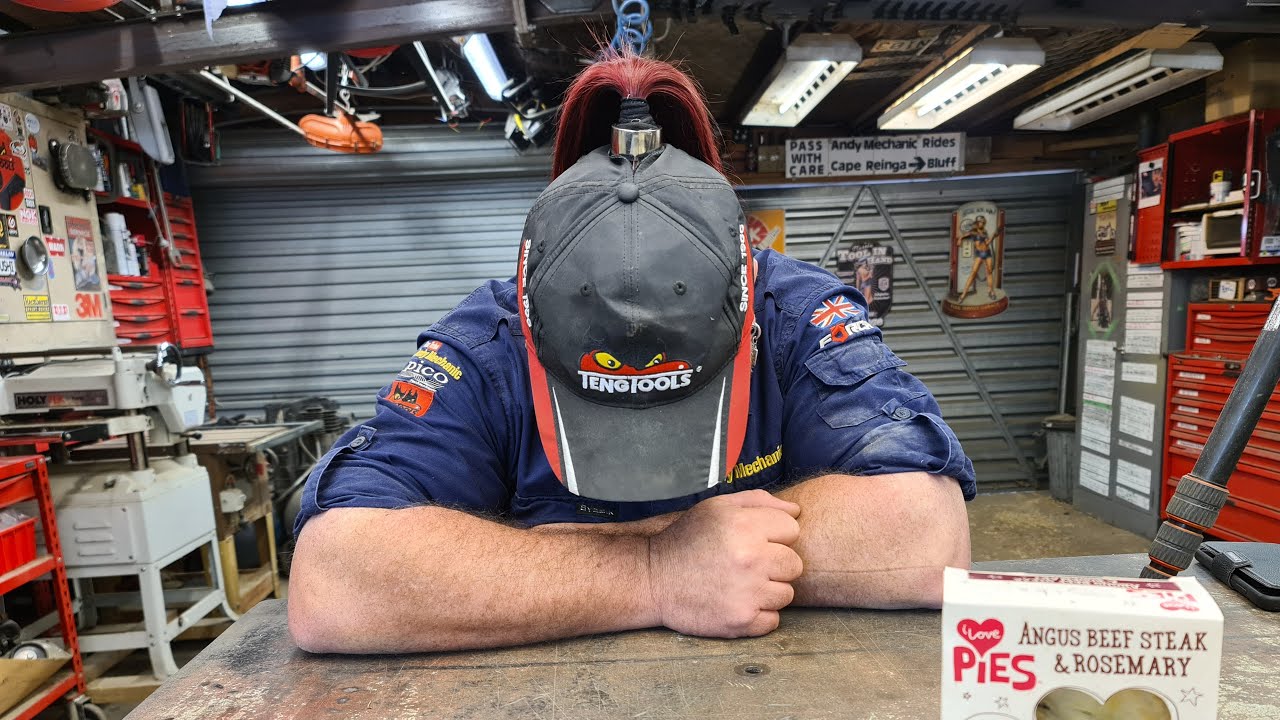 Andy Mechanic is live! It's too early! Clocks change in NZ, tasty Pie ...