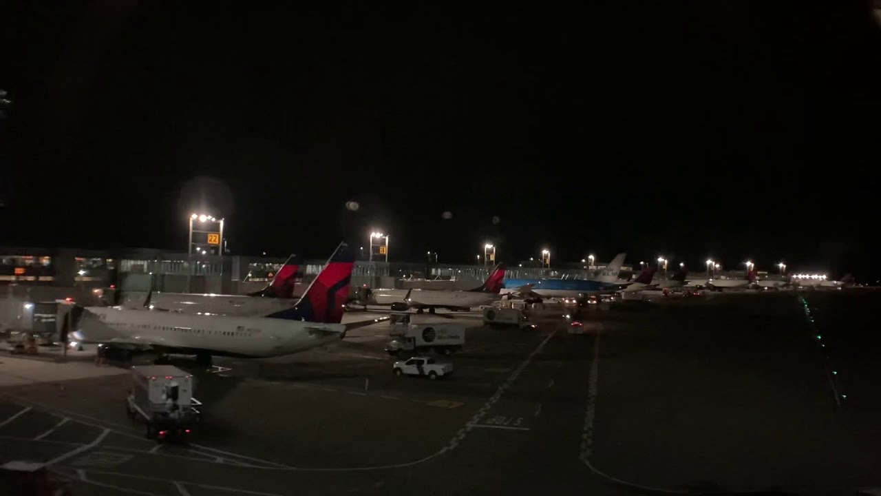 JFK night time Air Train ride and Plane spotting - YouTube