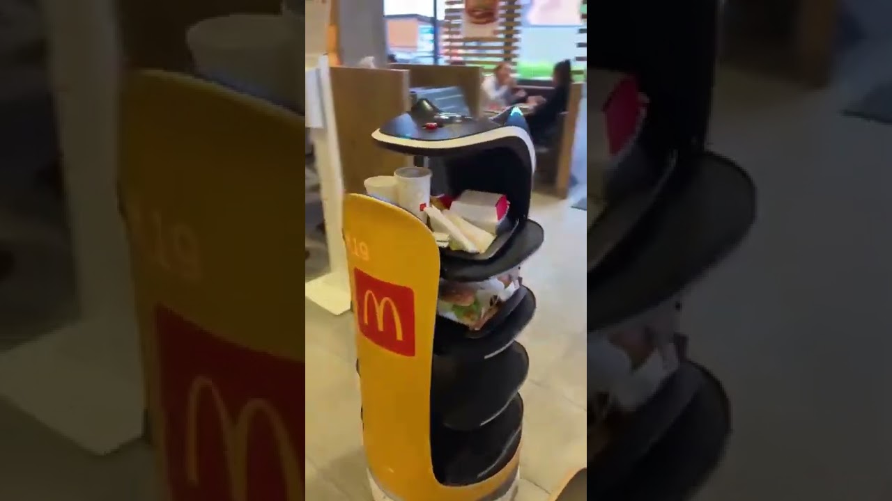 Le robot serveur débarque au McDo - YouTube