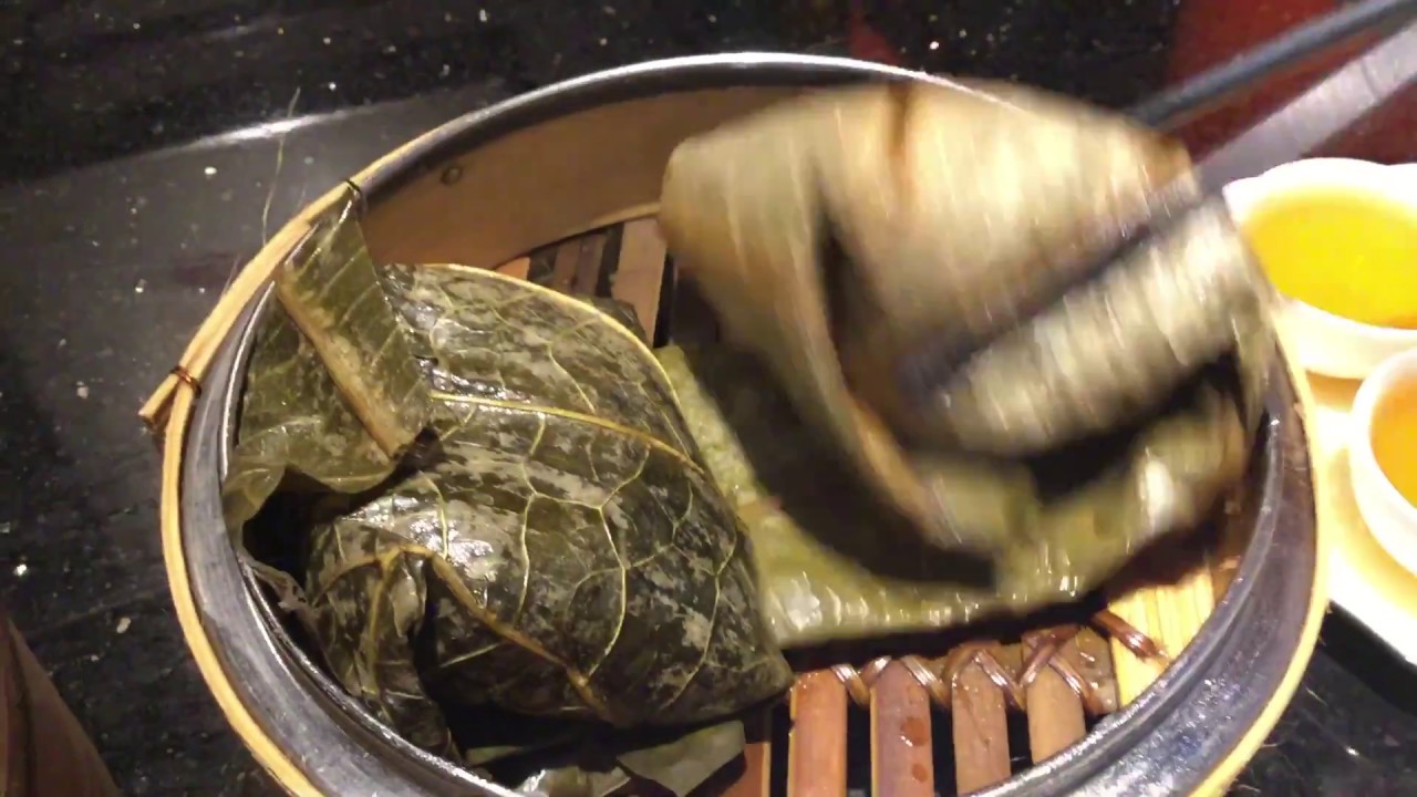 糯米雞 Lo mai gai dim sum "steamed sticky rice with chicken in lotus leaf ...