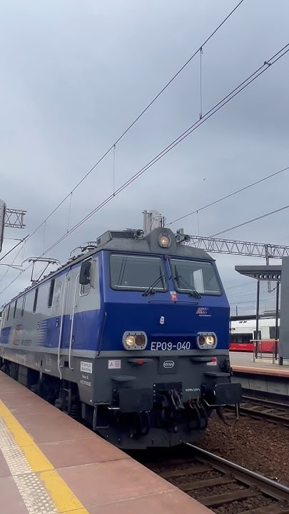 EP09 040 z IC do Warszawy Zachodniej - YouTube