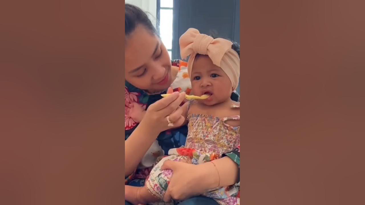 Tth lagi di suapin makan banana sama mama🤏#babylily#babyrans#baby#raffinagita#feedshort - YouTube
