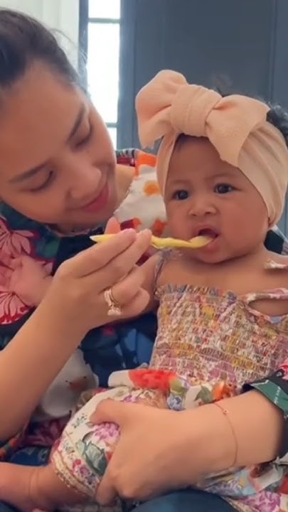 Tth lagi di suapin makan banana sama mama🤏#babylily#babyrans#baby#raffinagita#feedshort - YouTube