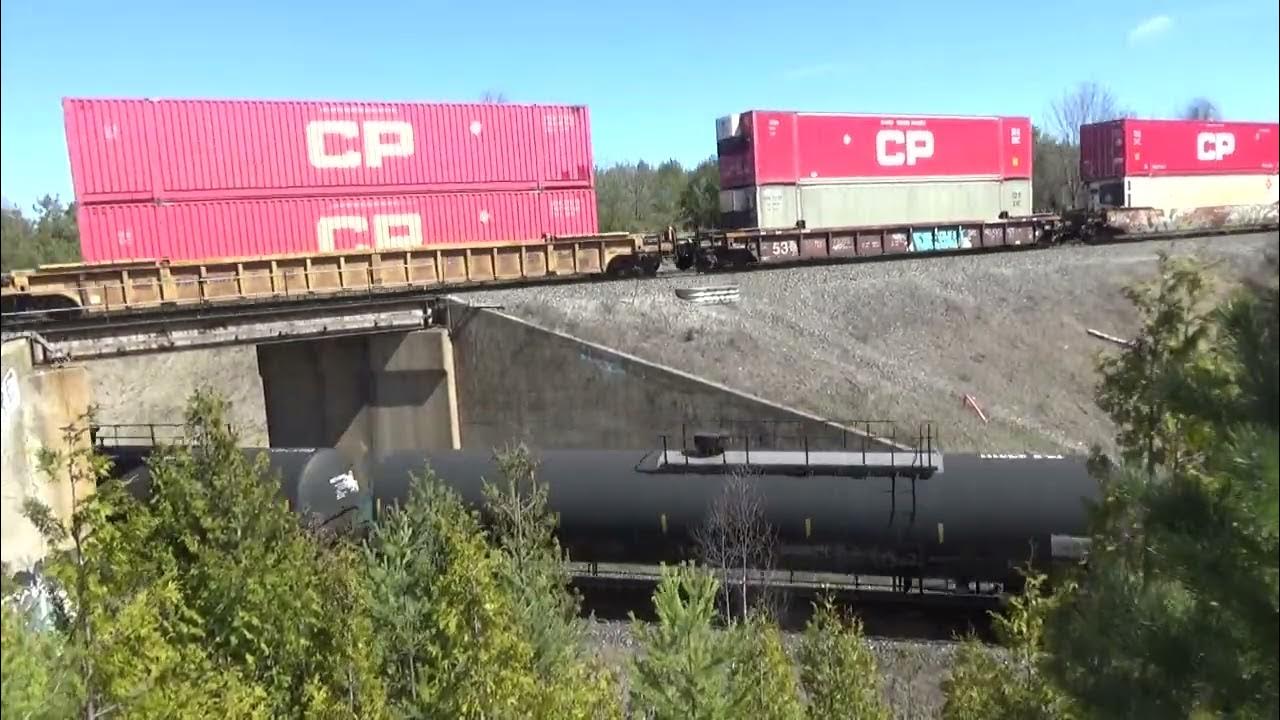 CPKC 118 intermodal/mixed freight w/ KCS engine meets CN 376 freight at Beare. - YouTube
