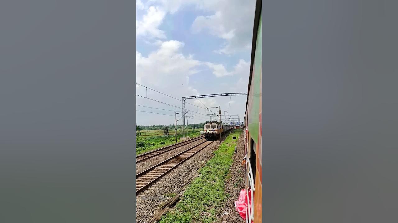 130kmph speedy 12024/Patna-Howrah Jan Shatabdi Express overtaking Local Train #train # ...