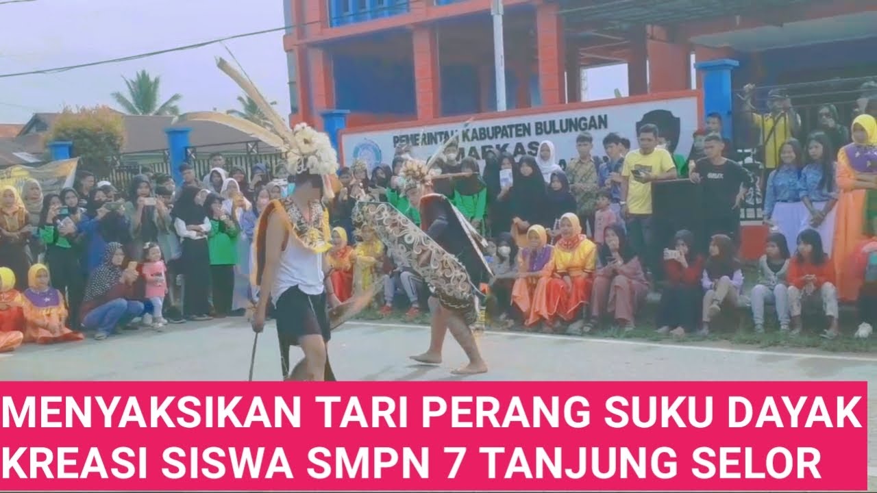 MENYAKSIKAN TARI PERANG SUKU DAYAK KREASI SISWA SMPN 7 TANJUNG SELOR DI ...