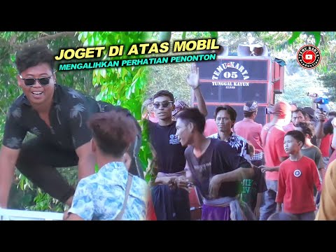 AKSI PERIA YANG JOGET DI ATAS MOBIL MENGALIHKAN PERHATIAN PENONTON TEMU KARYA 05