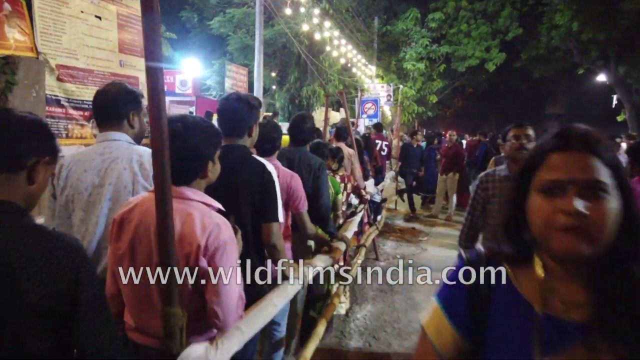Long line to Mela ground in CR Park: Durga Puja in Delhi, people in ...