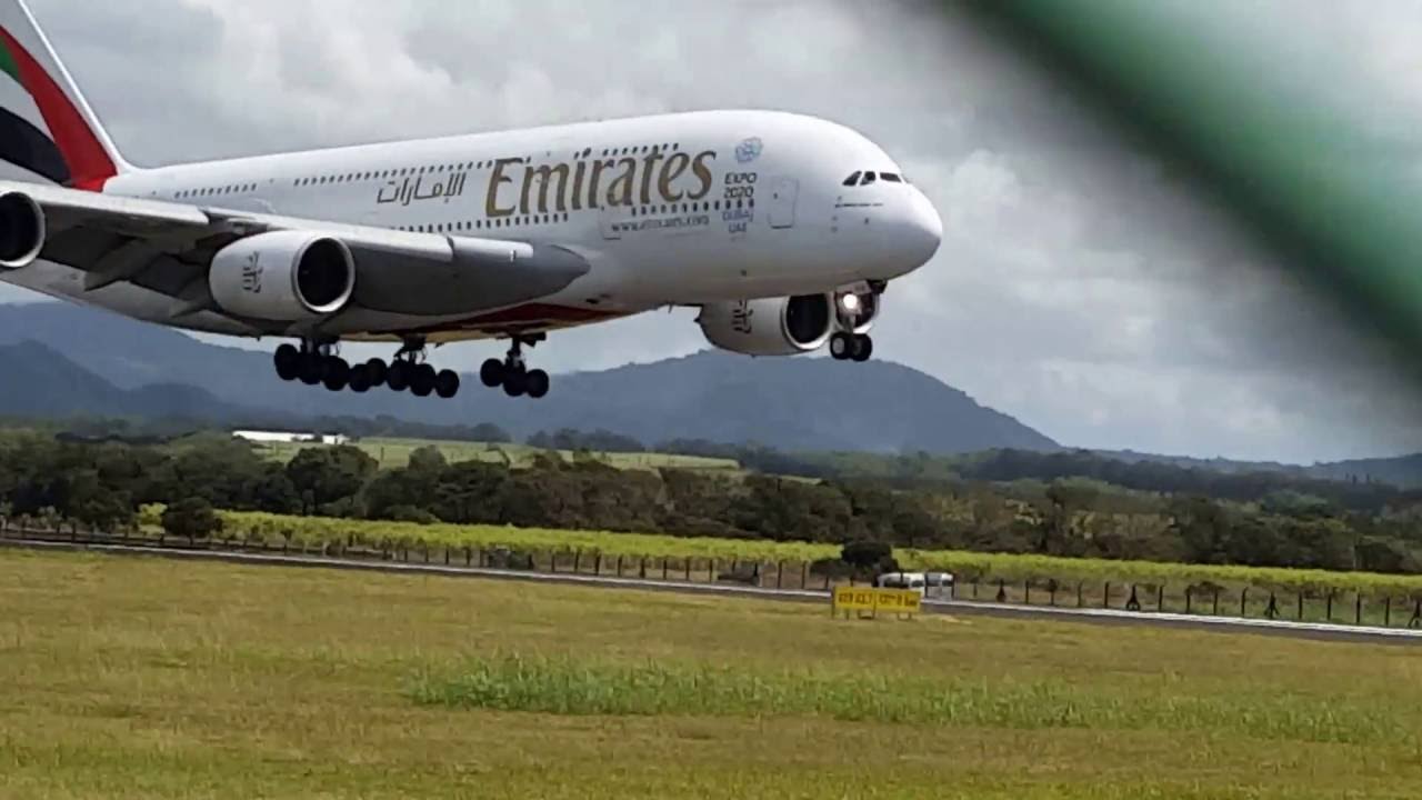 Landing Emirates Flight EK701 DXB-MRU (HD) - YouTube