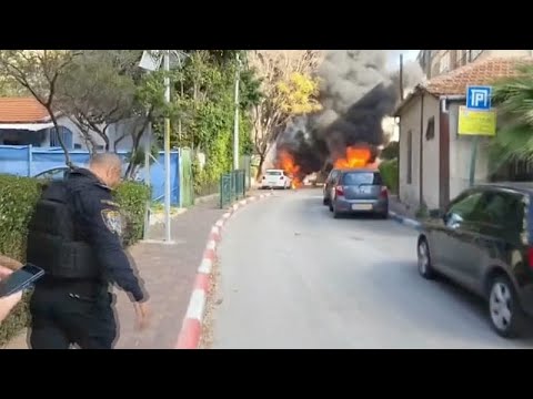 İran füze saldırısının ardından İsrail'in merkezinde çıkan yangına ekipler müdahale etti